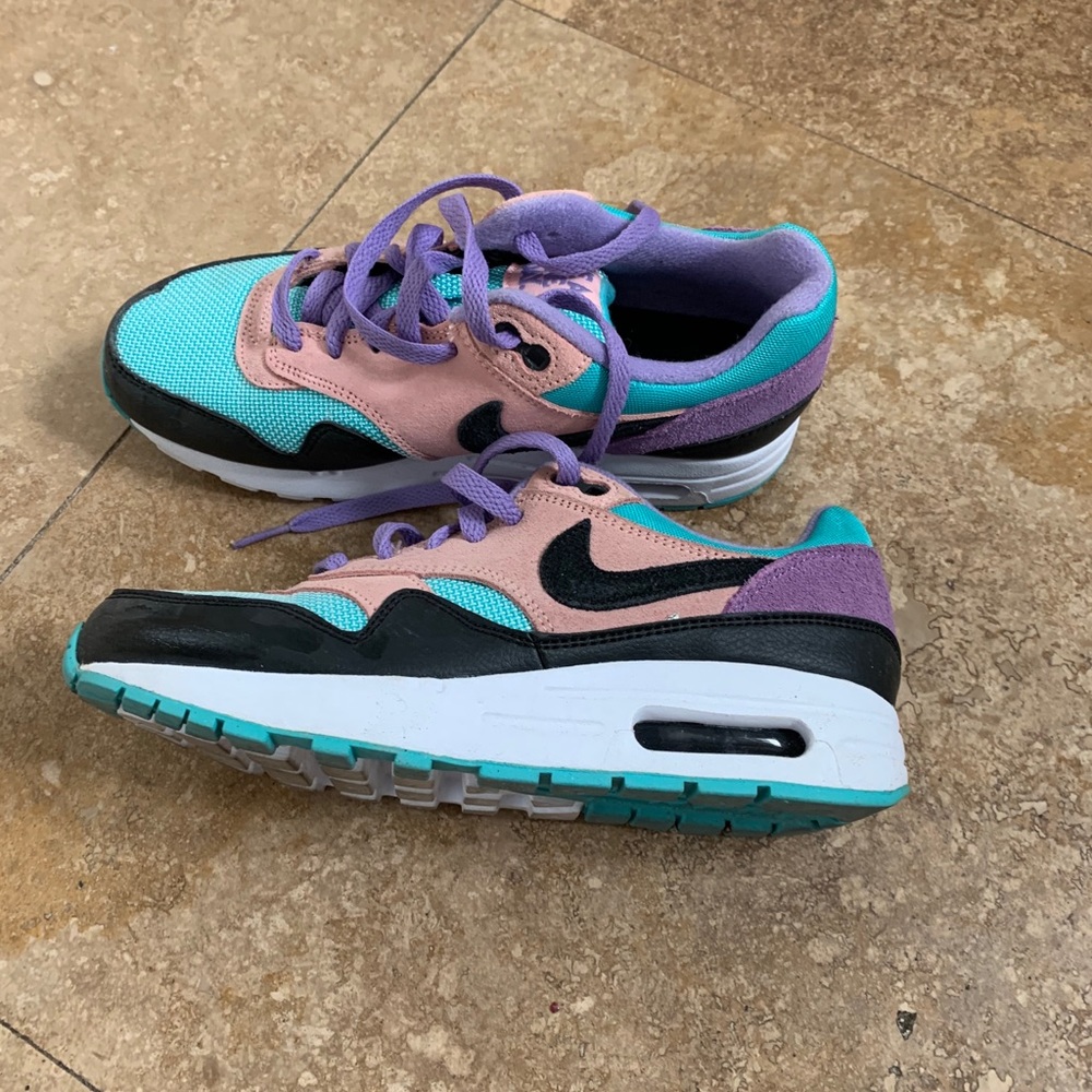 Nike Size 5 Shoe - Gem